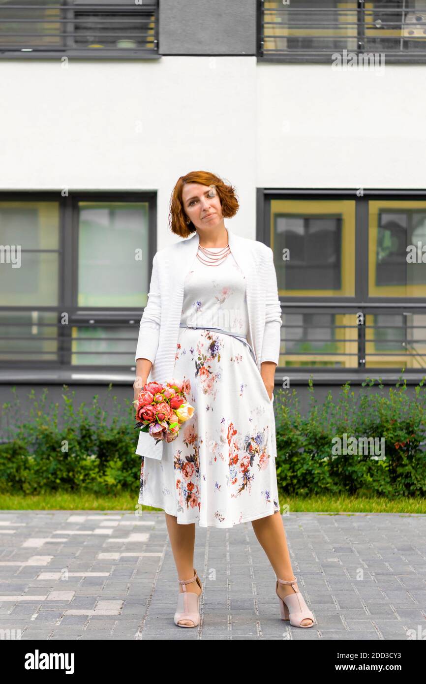 Portret. Against backdrop of city house Stock Photo - Alamy