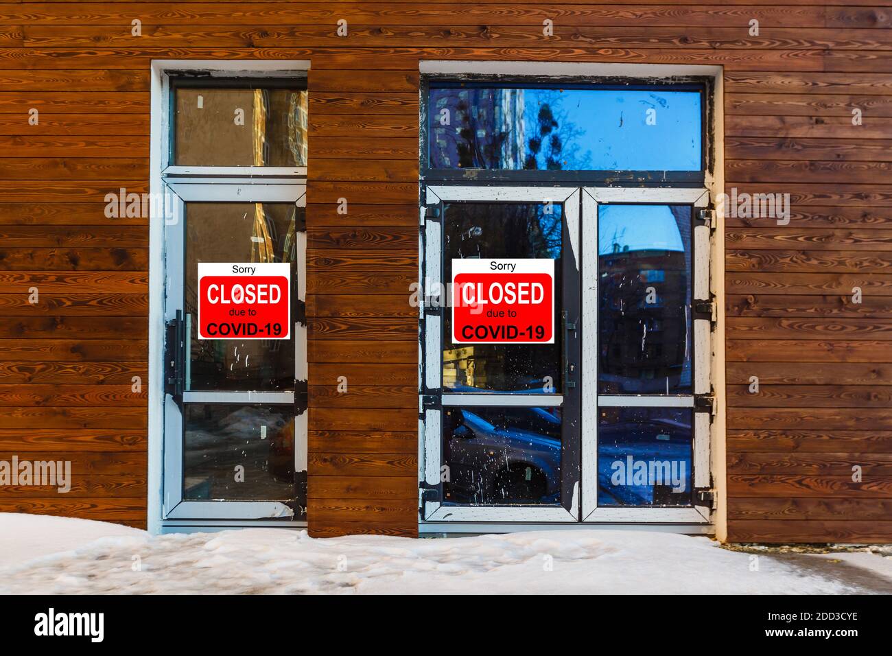 Business center closed due to COVID-19, sign with sorry in door window ...
