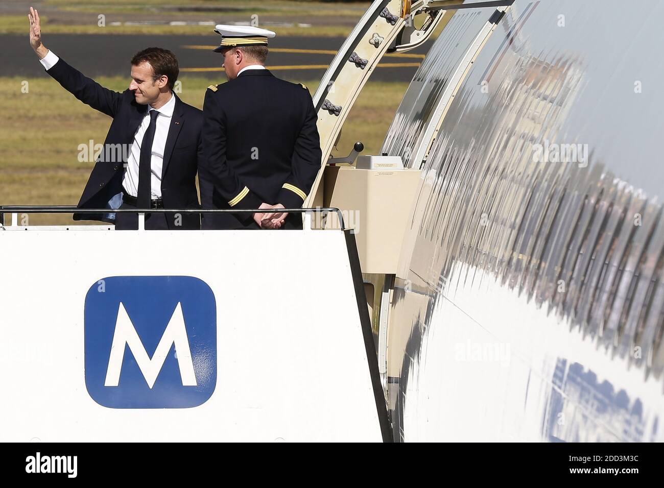 Emmanuel macron avión hi-res stock photography and images - Alamy