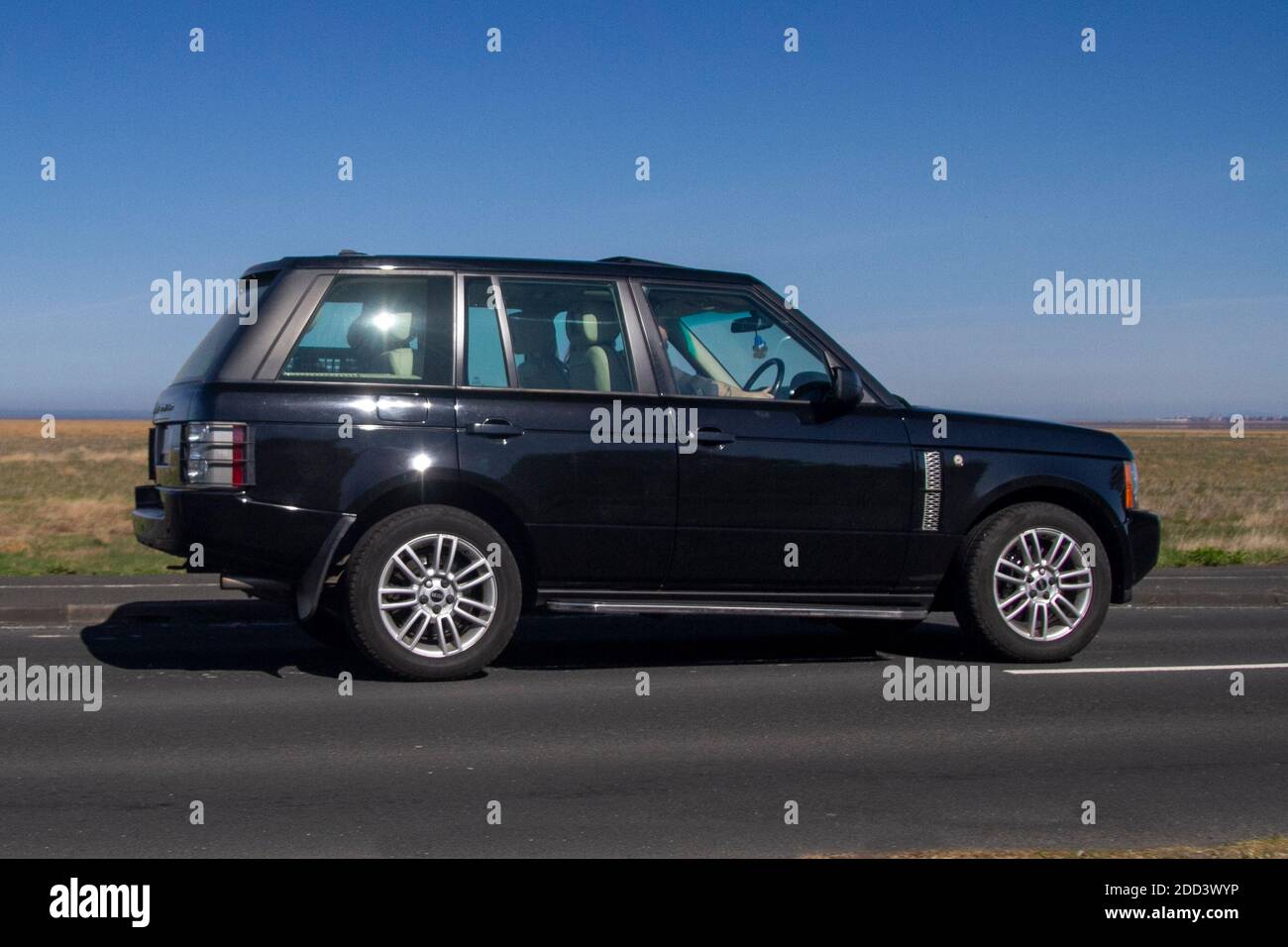 Land rover rangerover v8 sc auto hi-res stock photography and images ...