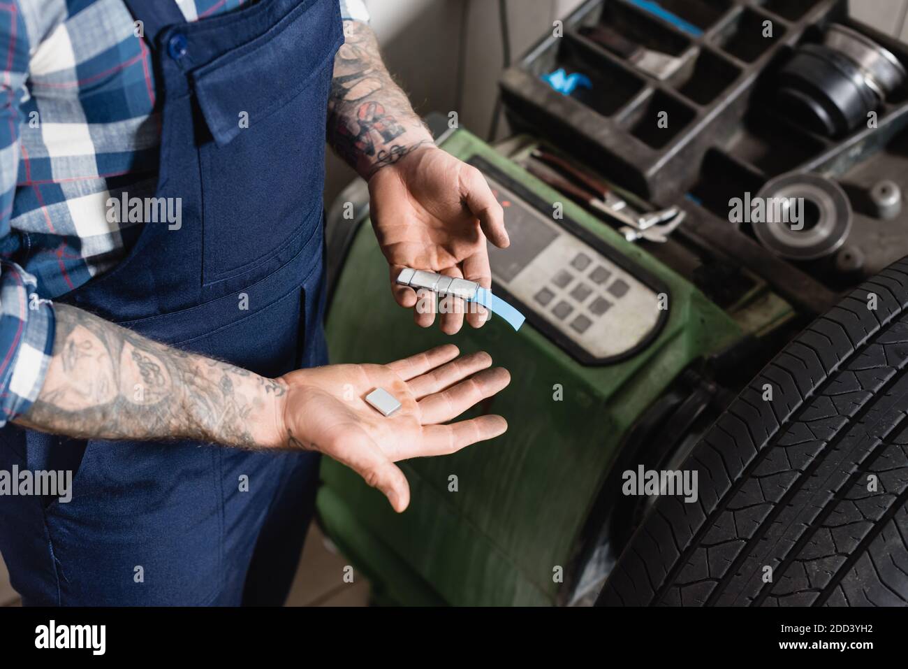 Balancing plates hi-res stock photography and images - Alamy