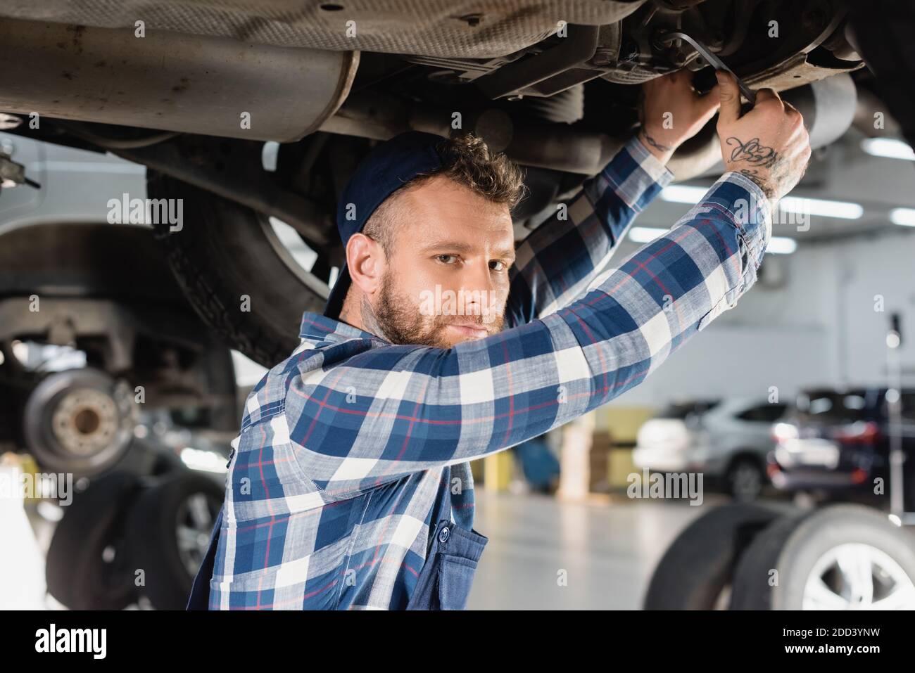 Checking vehicles hi-res stock photography and images - Alamy