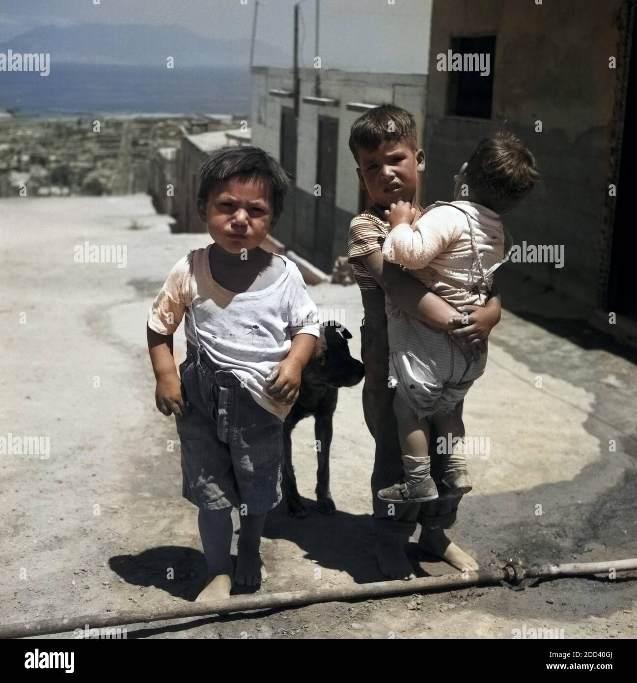 Kinder in der Stadt Valparaiso in Chile, 1957. Children of the city of ...