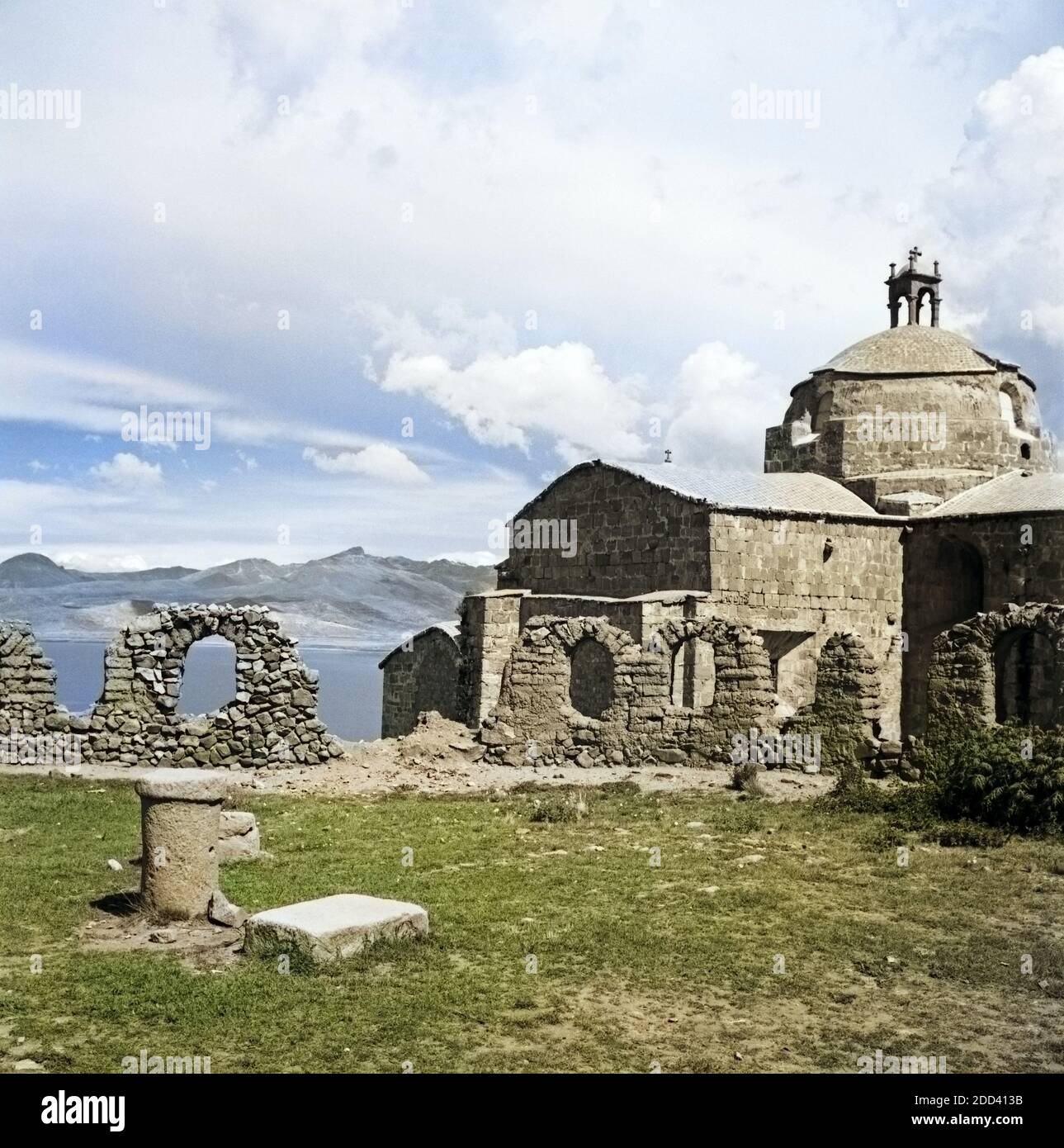 Die Kirche Santiago Apostol in der Ortschaft Puno, Peru 1960er Jahre ...
