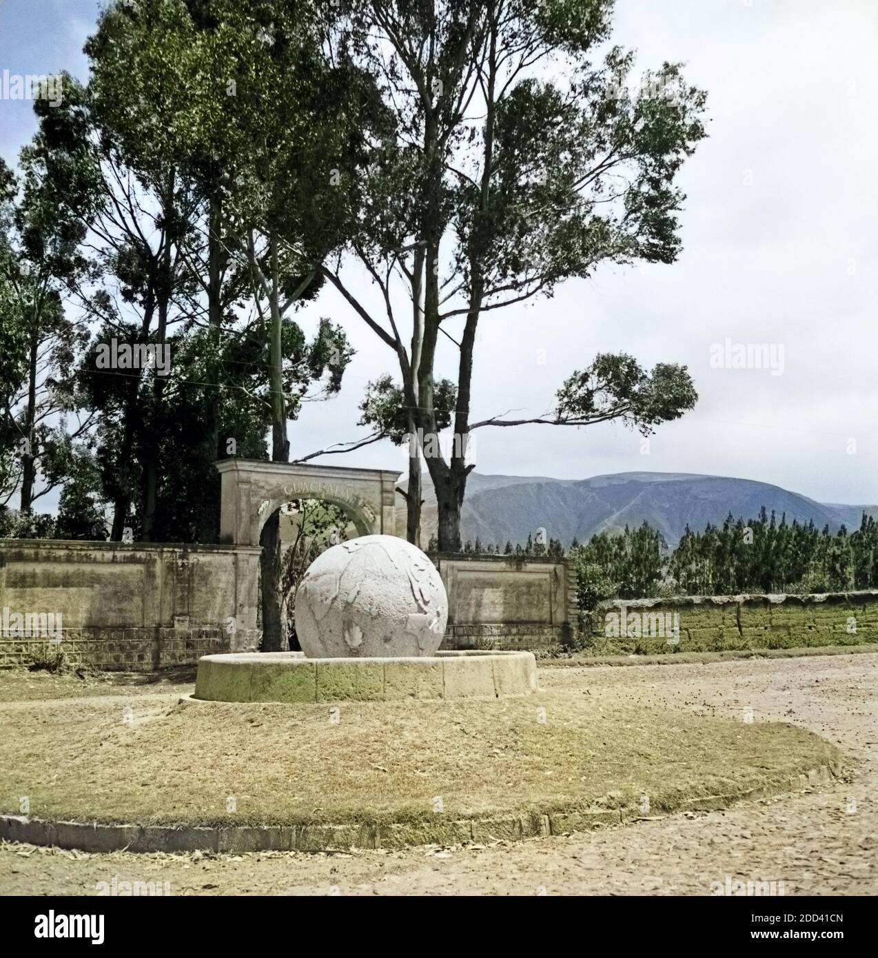 Das Denkmal Mitad del Mundo in Guachala, Ecuador 1960er Jahre. Mitad ...