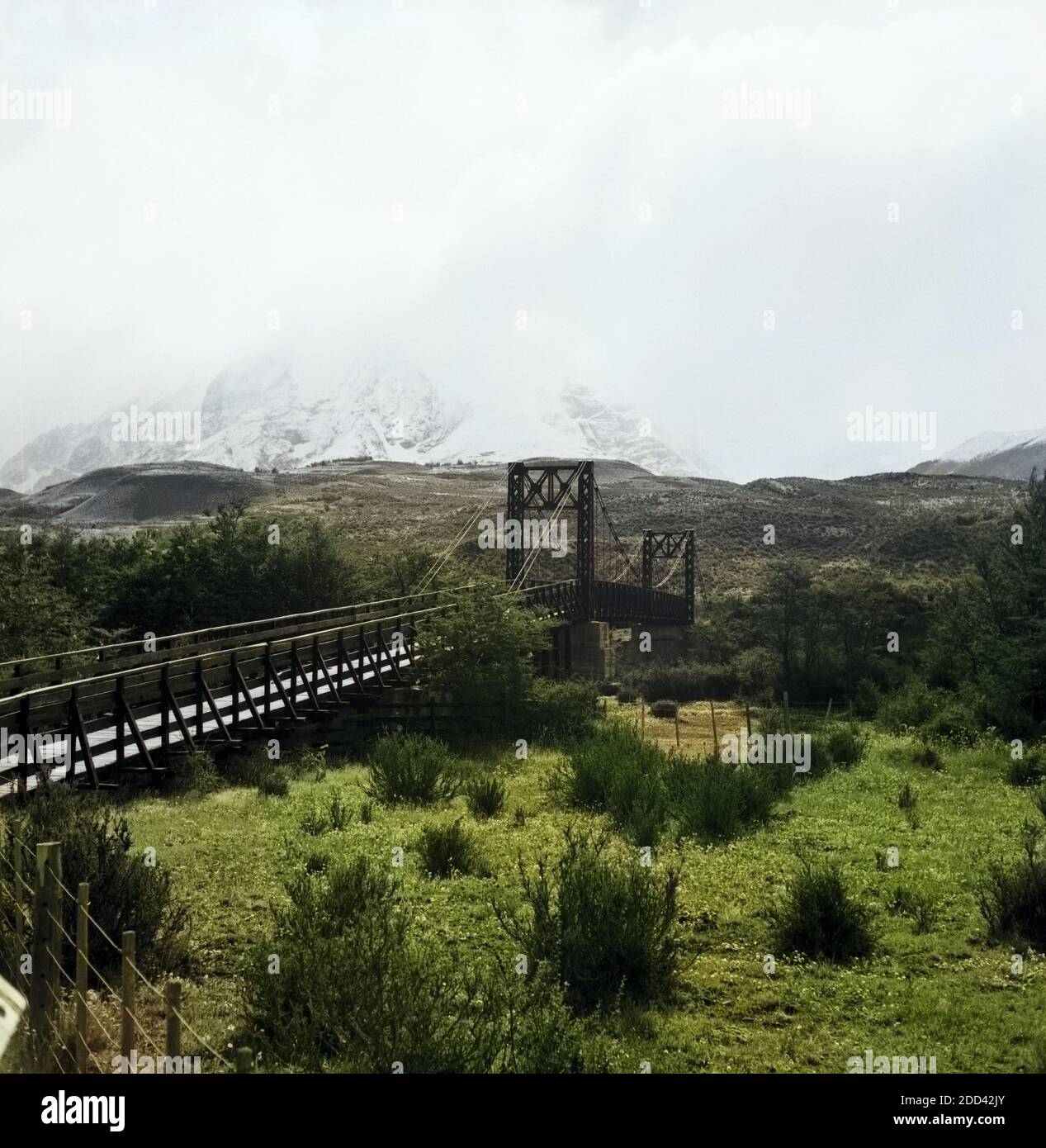 Brücke pber die Laguna Amarga in Chile, 1960er Jahre. Bridge over the ...