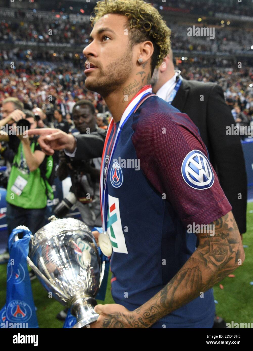 Paris Saint-Germain's Brazilian forwar Neymar Jr celebrates with the ...