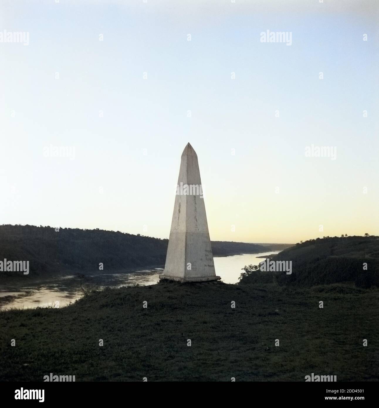 Obelisk am Dreiländereck, Argentinien Brasilien Paraguay 1960. Obelisk ...