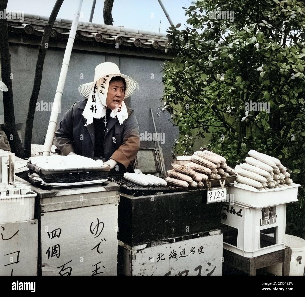 Japan fashion 1960s hi-res stock photography and images - Alamy