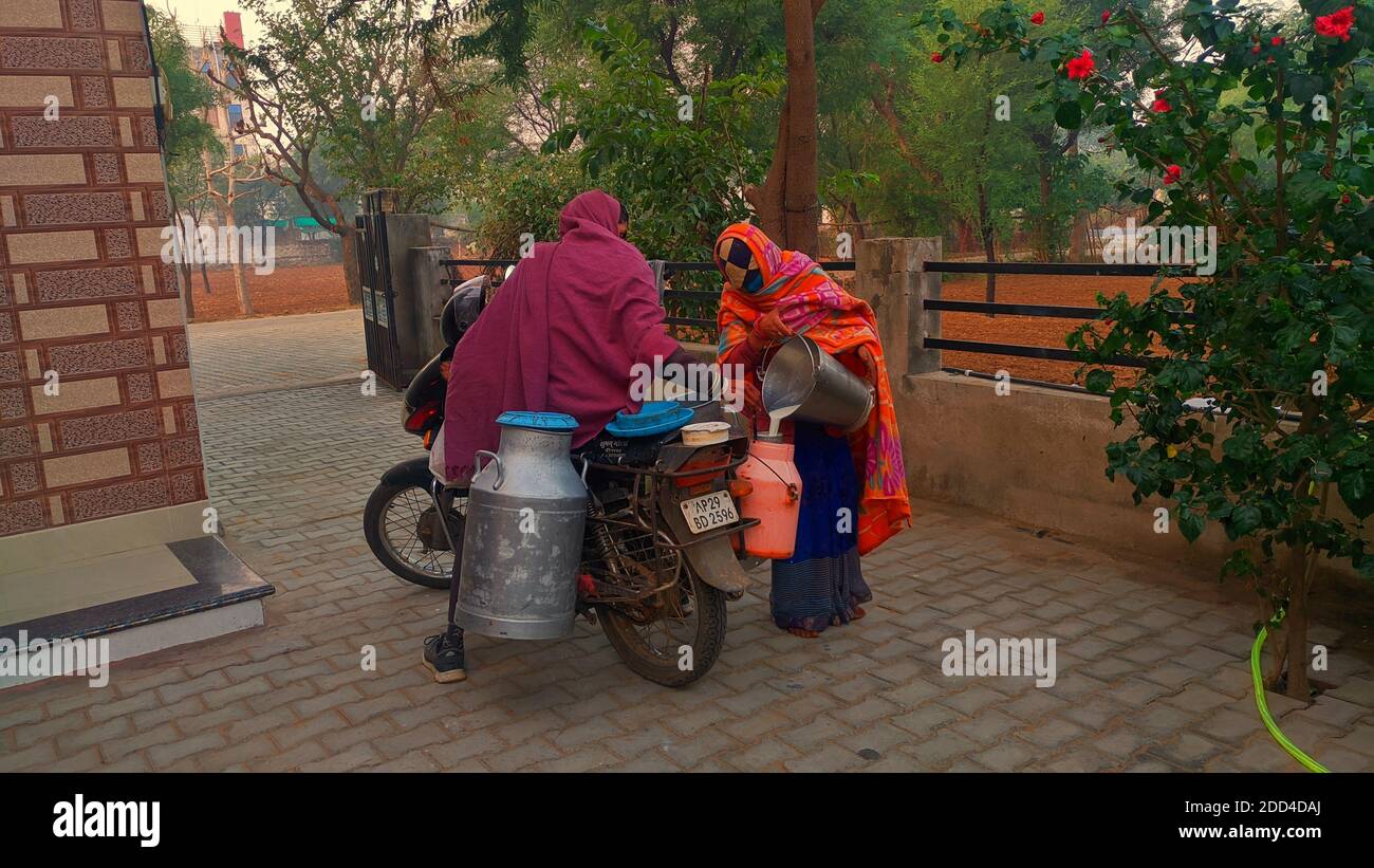 November 2020- Mahroli, Jaipur, India / Rural Indian woman pour outing ...