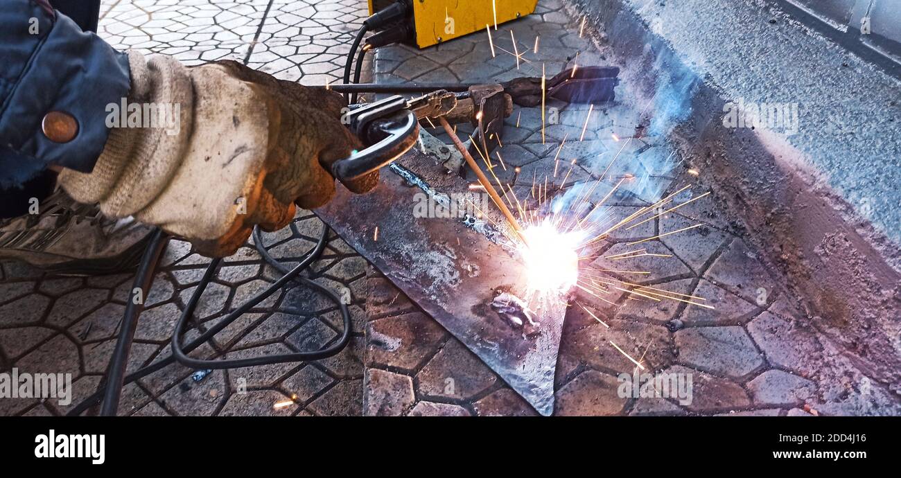 welder at work welding metal platter image Stock Photo - Alamy