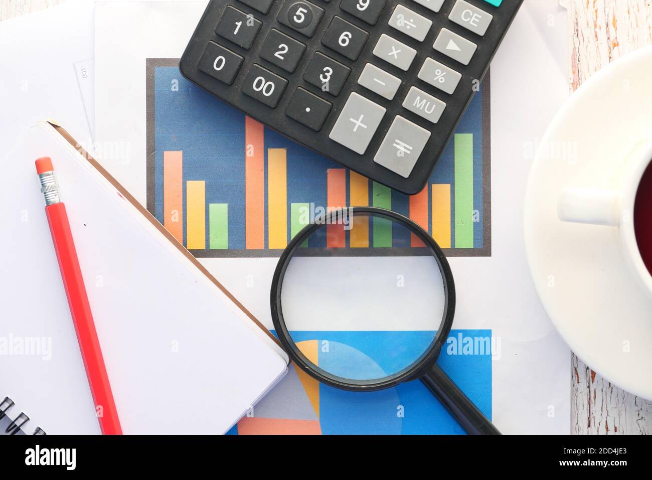 Graph magnifying glass hi-res stock photography and images - Alamy