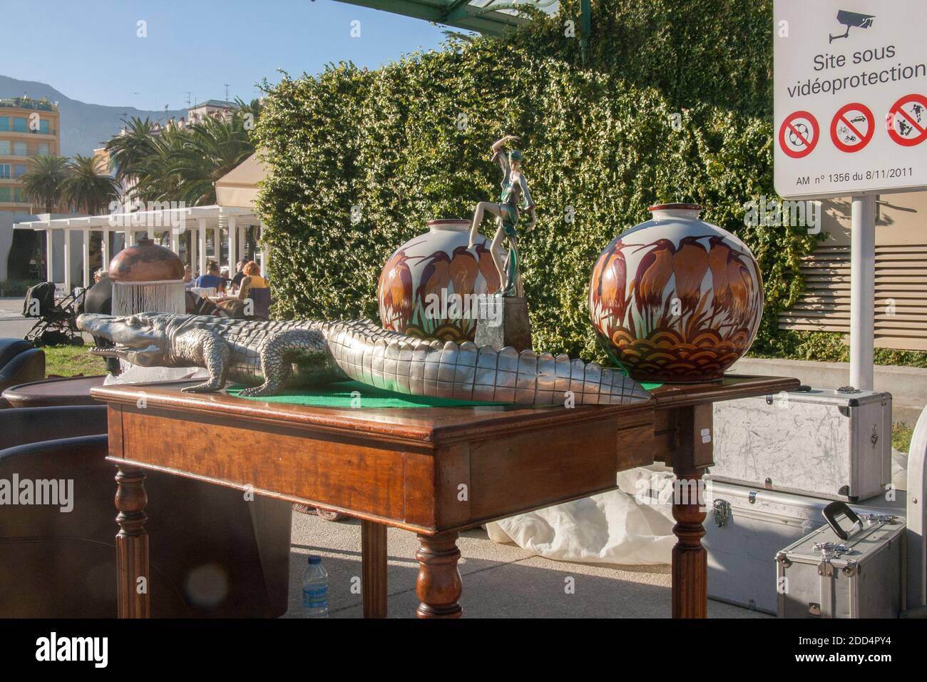African sacred ibis (Threskiornis aethiopicus) on the ceramic pot ...