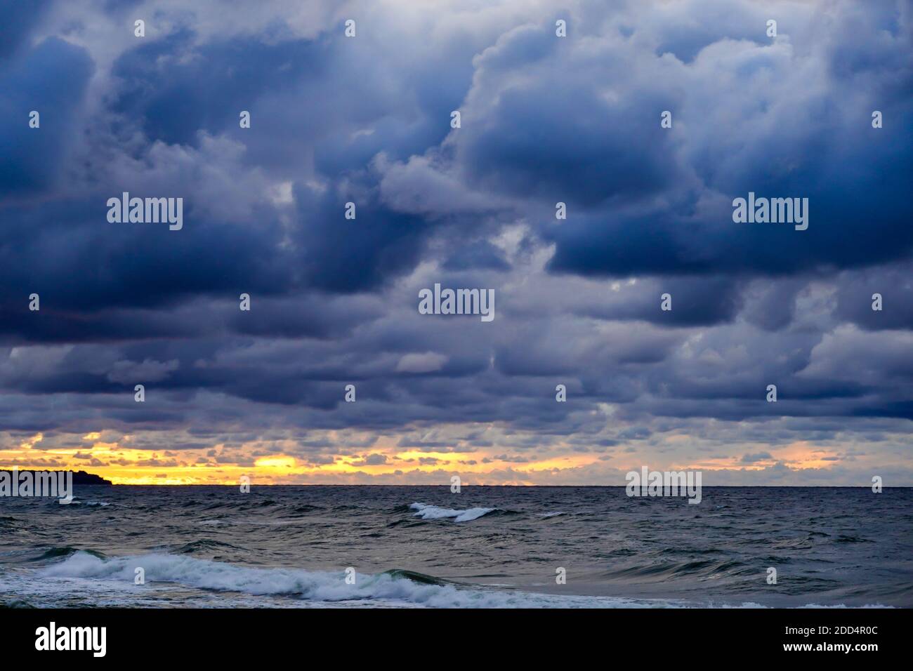 Gray sky over ocean hi-res stock photography and images - Alamy