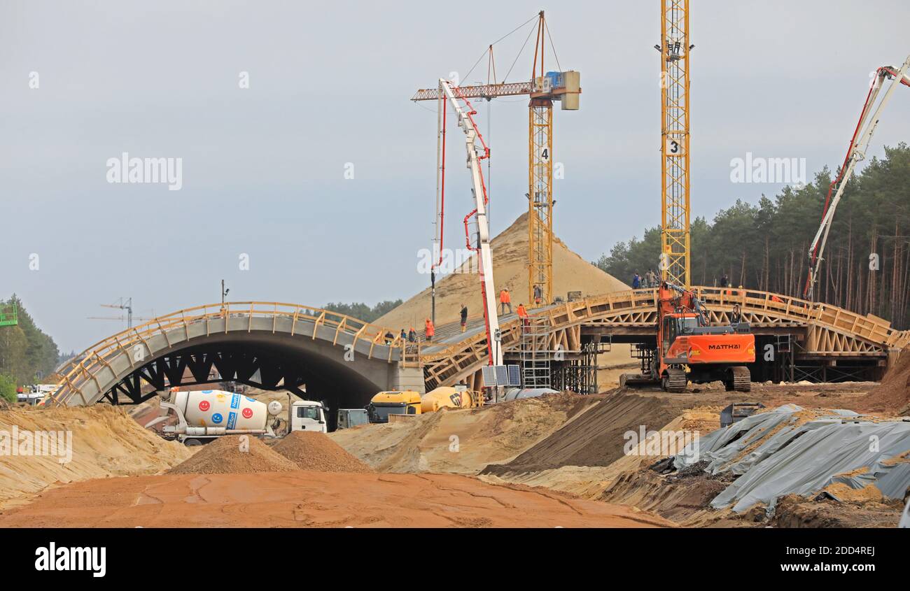 08 October 2020, Saxony-Anhalt, Dolle: View of the construction site of ...