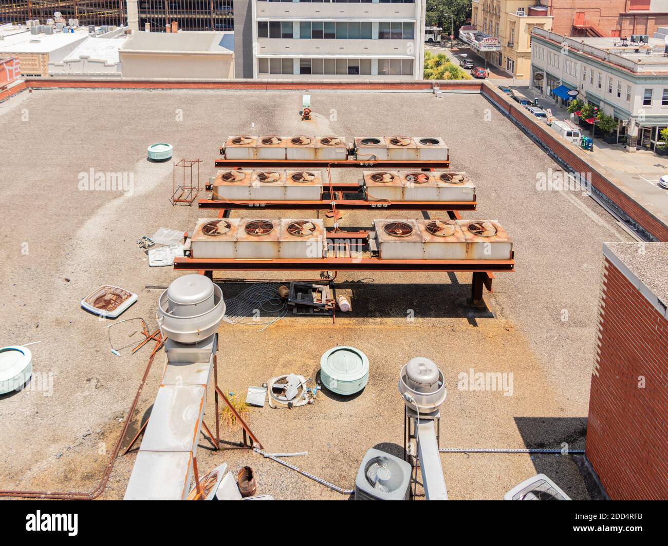 Rusty ac unit hi-res stock photography and images - Alamy