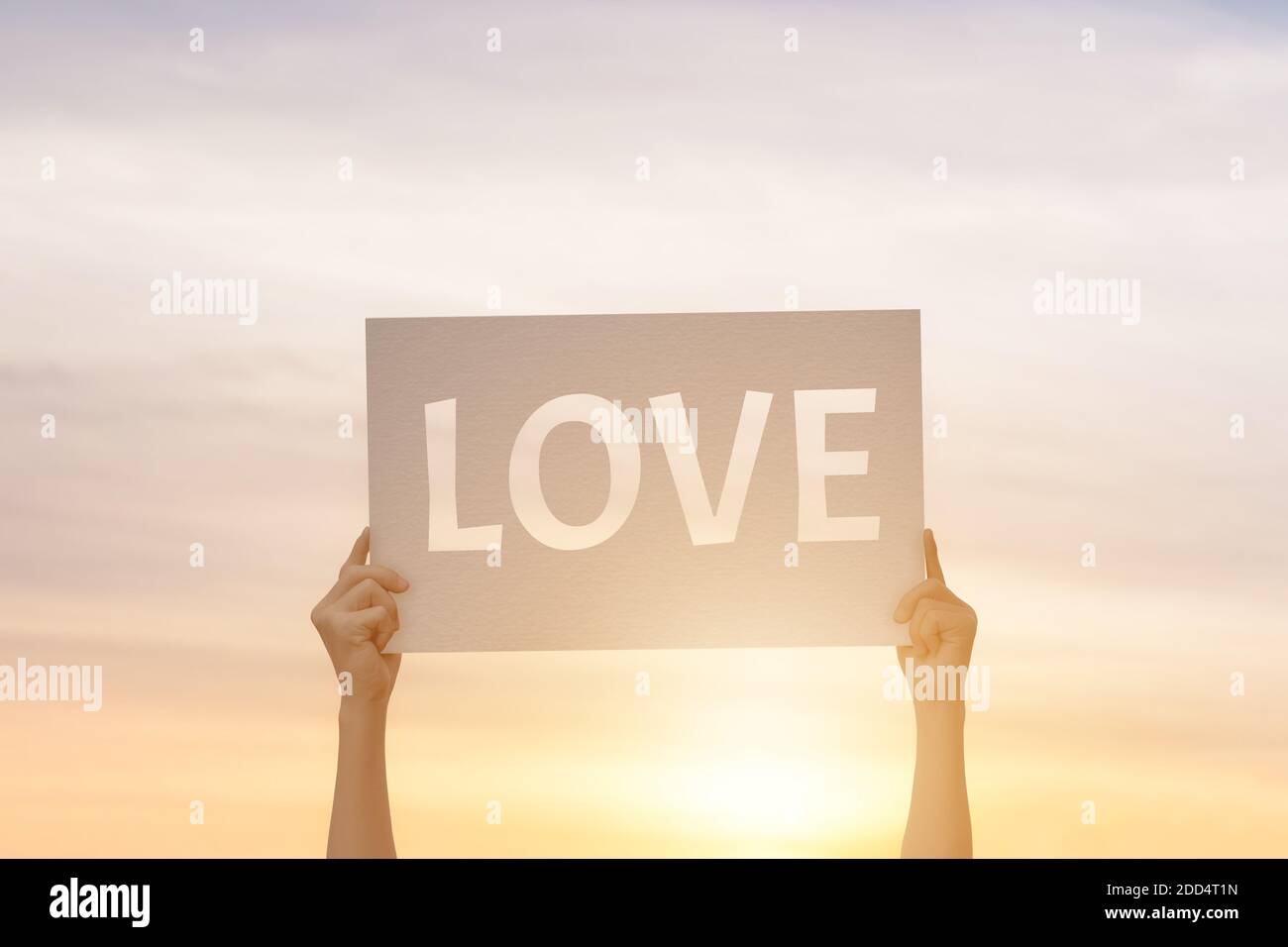 Hand holding paper love message hi-res stock photography and images - Alamy