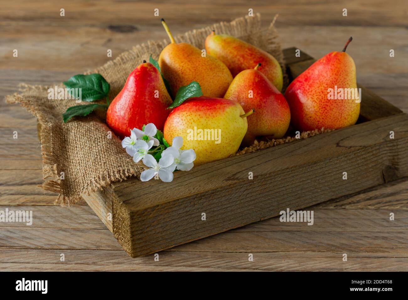 Box of pears hi-res stock photography and images - Alamy