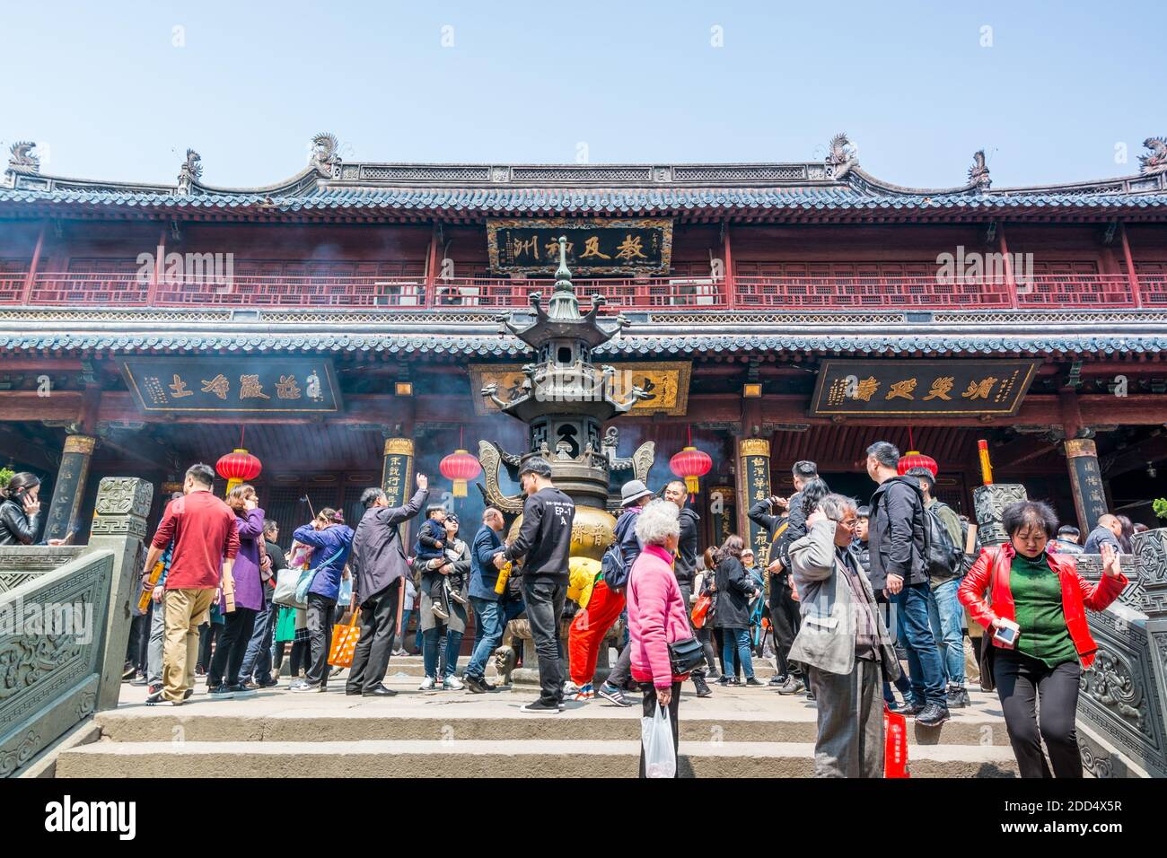 Pilgrims in the Puji Temples in the Putuoshan, Zhoushan Islands ...