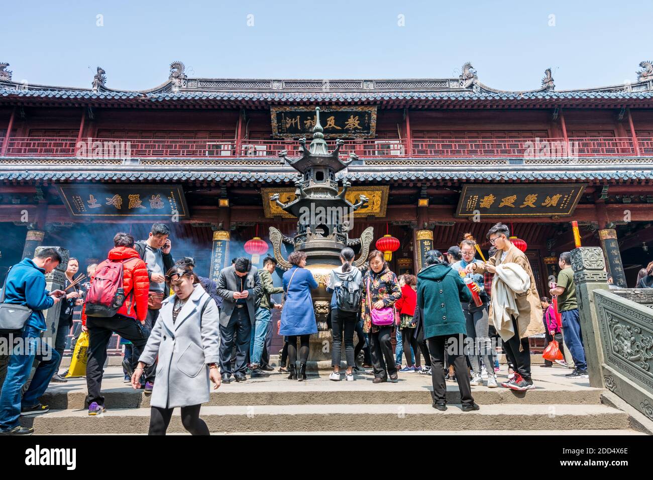Pilgrims in the Puji Temples in the Putuoshan, Zhoushan Islands ...