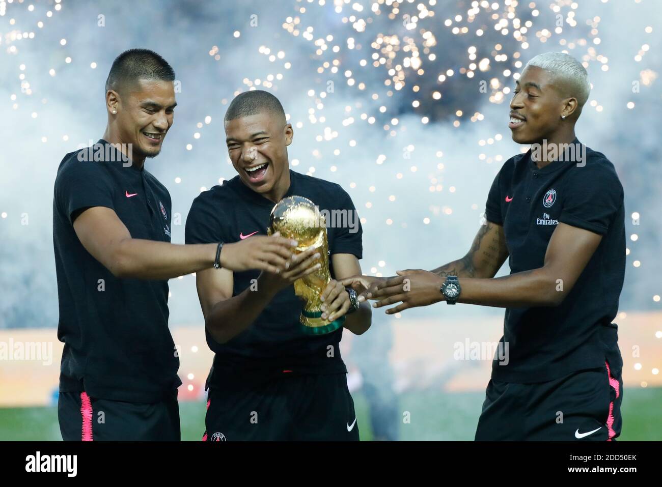 Football world cup trophy lift hi-res stock photography and images - Alamy