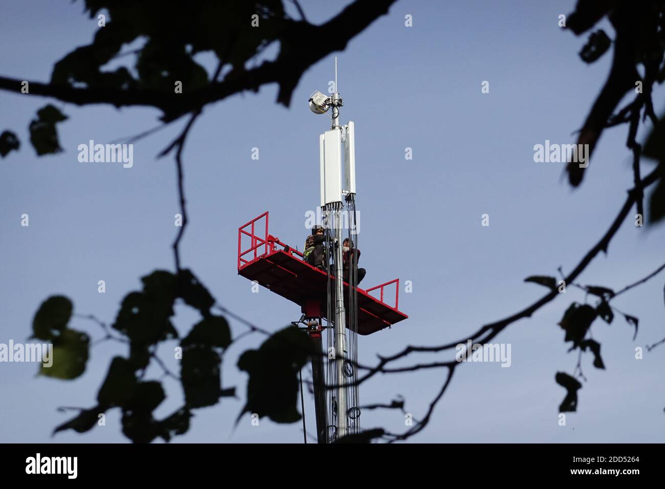 Cell tower antenna installation hi-res stock photography and images - Alamy