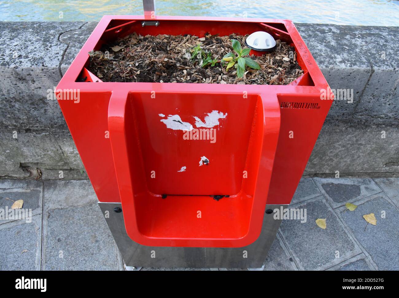 Public urinal paris france hi-res stock photography and images - Alamy
