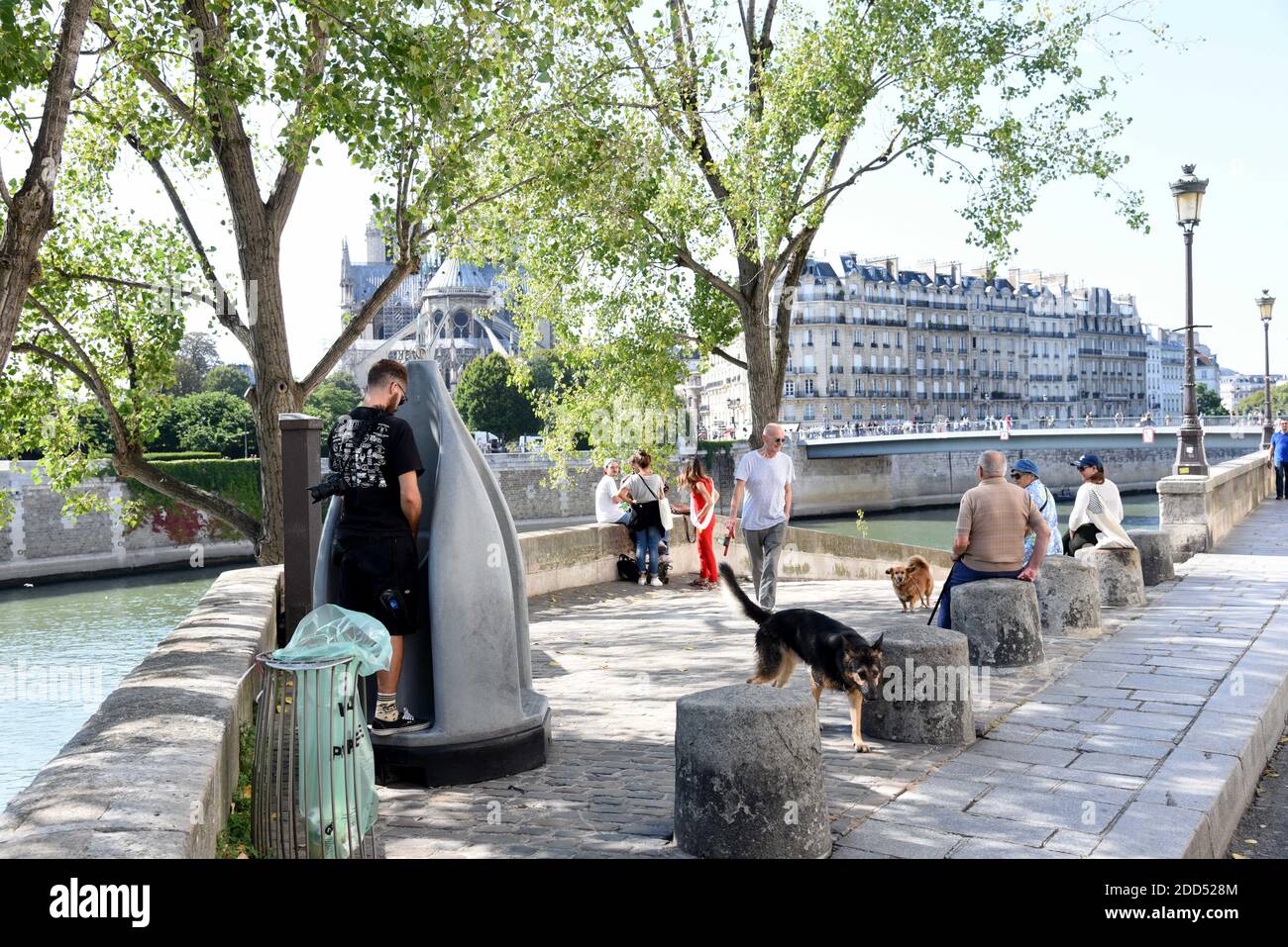 Paris urinal hi-res stock photography and images - Alamy