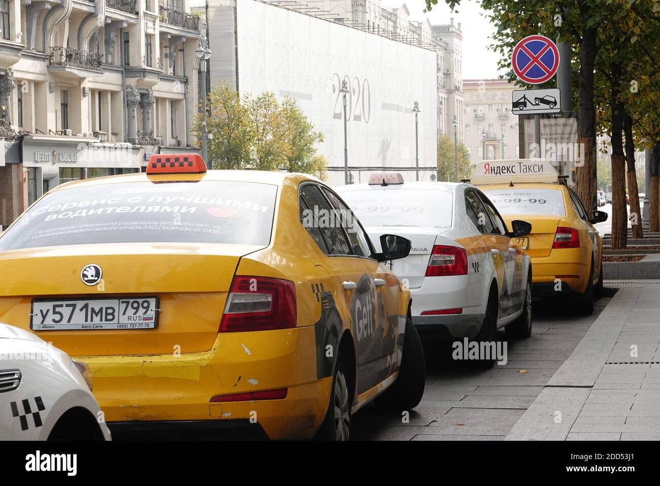 Taxi car on Moscow street Stock Photo - Alamy