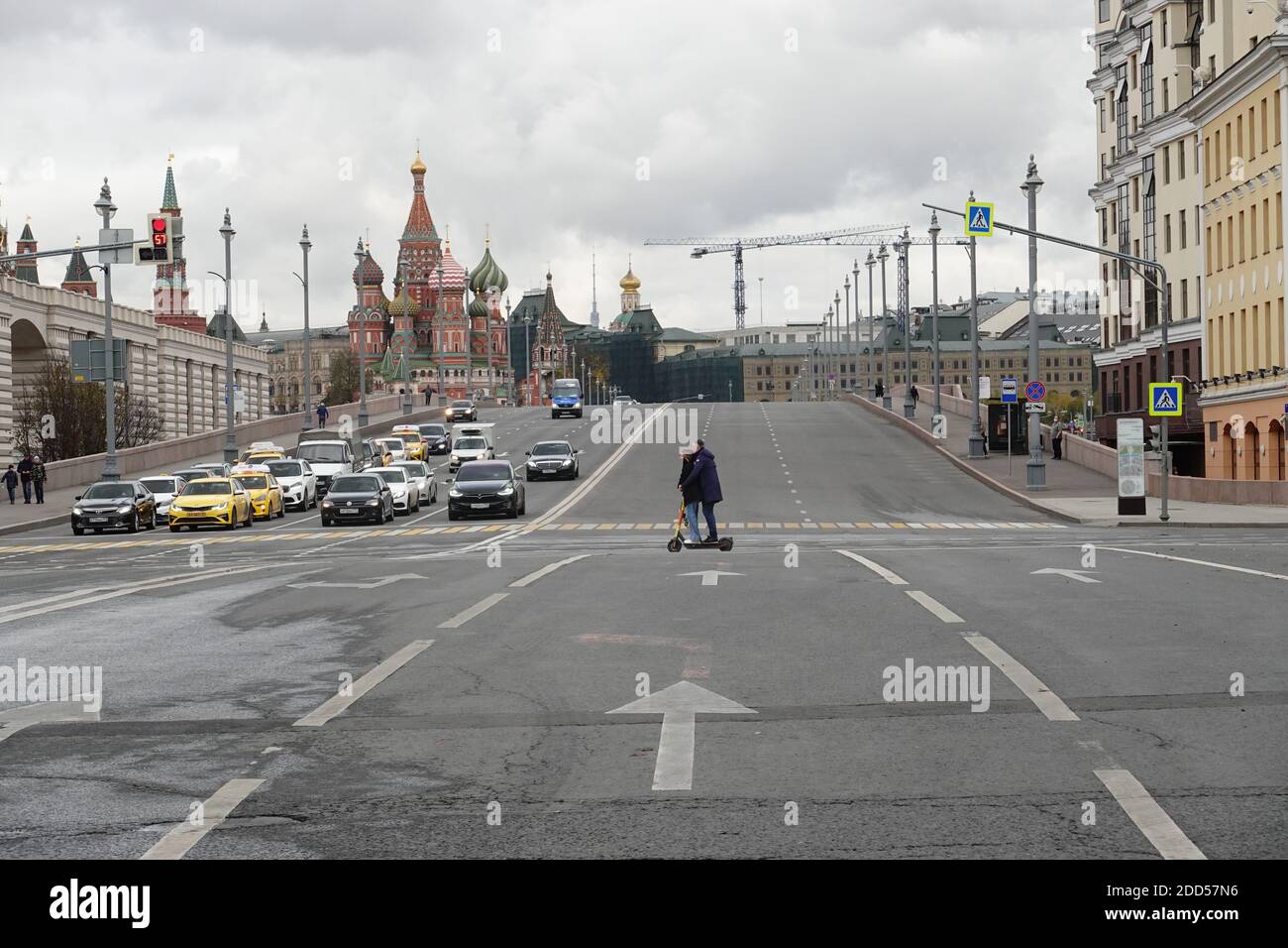 Bolshoy Moskvoretsky Bridge is a concrete arch bridge that spans the ...