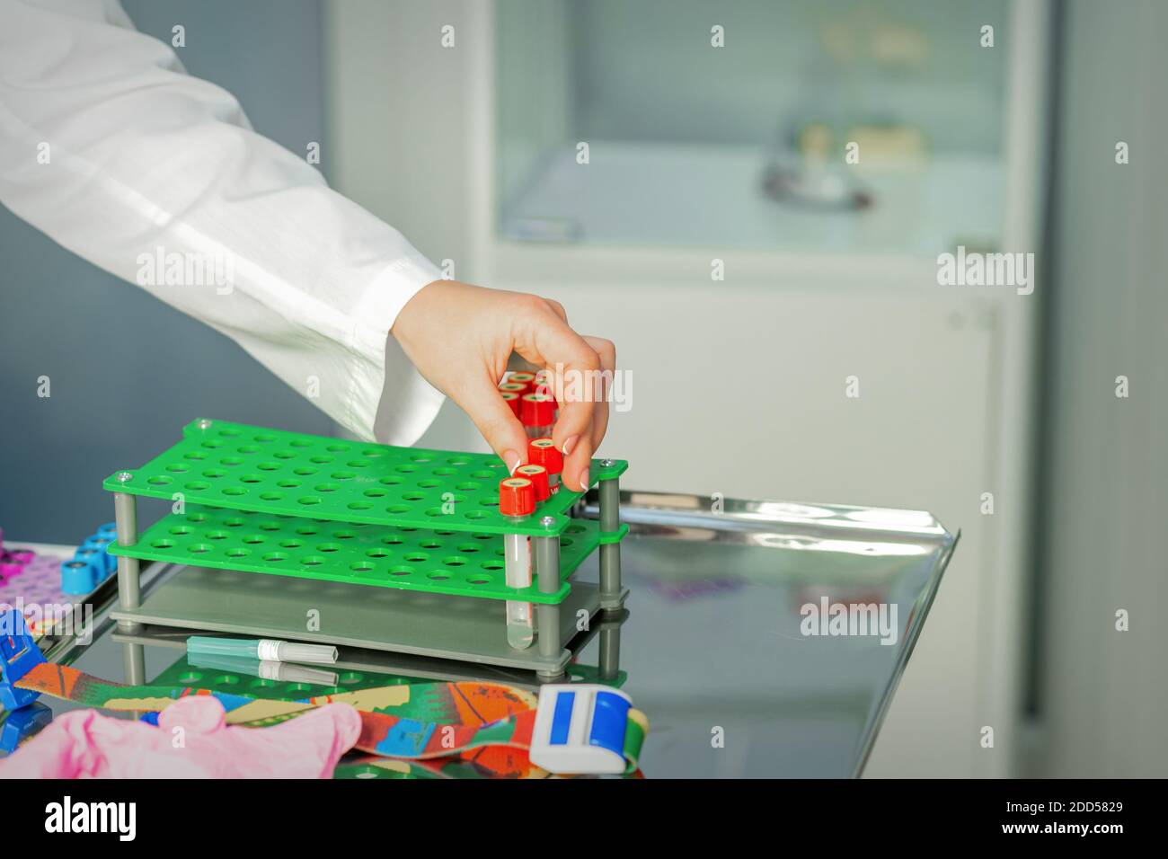 Blood typing in a lab hi-res stock photography and images - Alamy