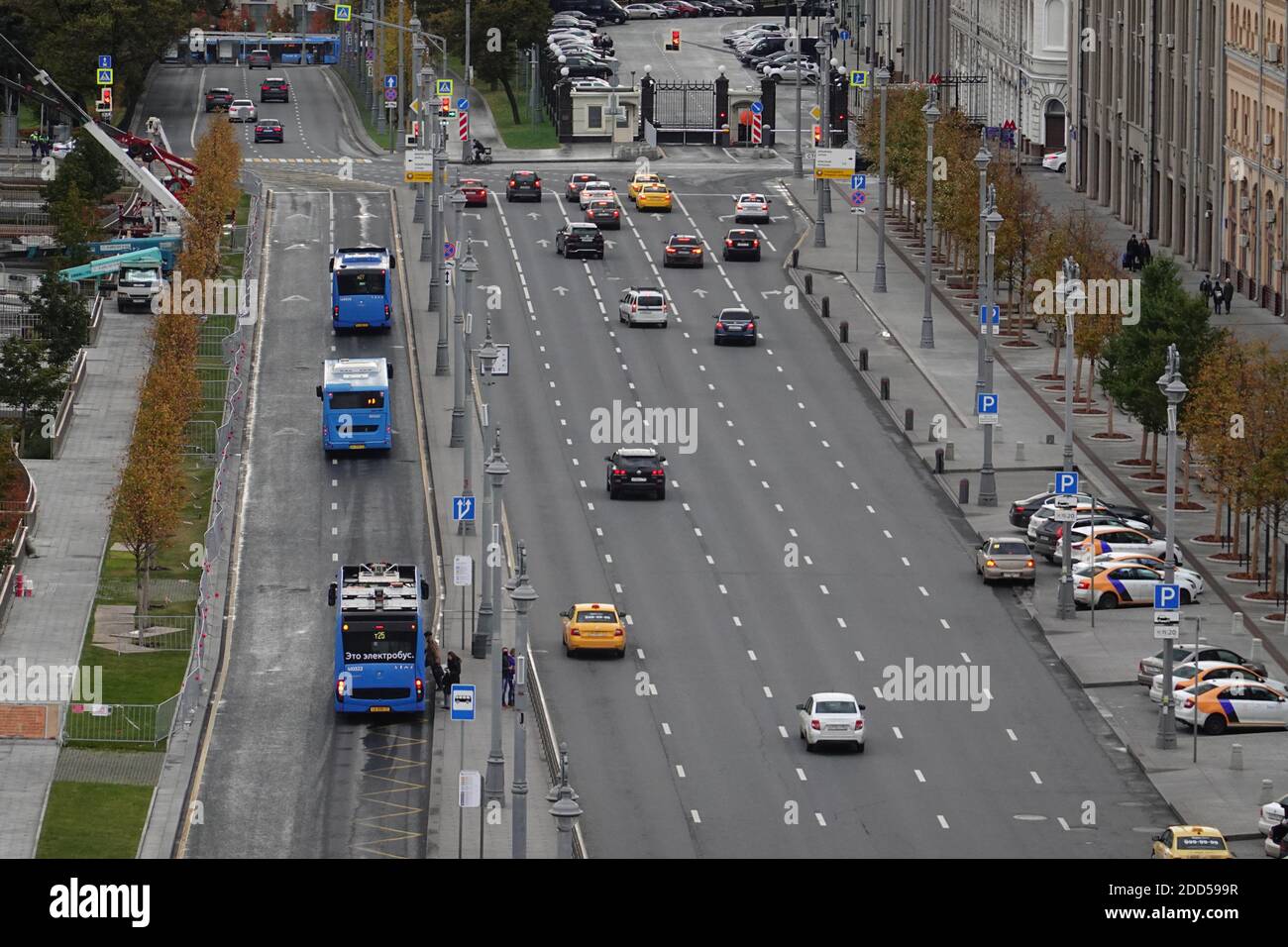 Road traffic in Moscow city center Stock Photo - Alamy