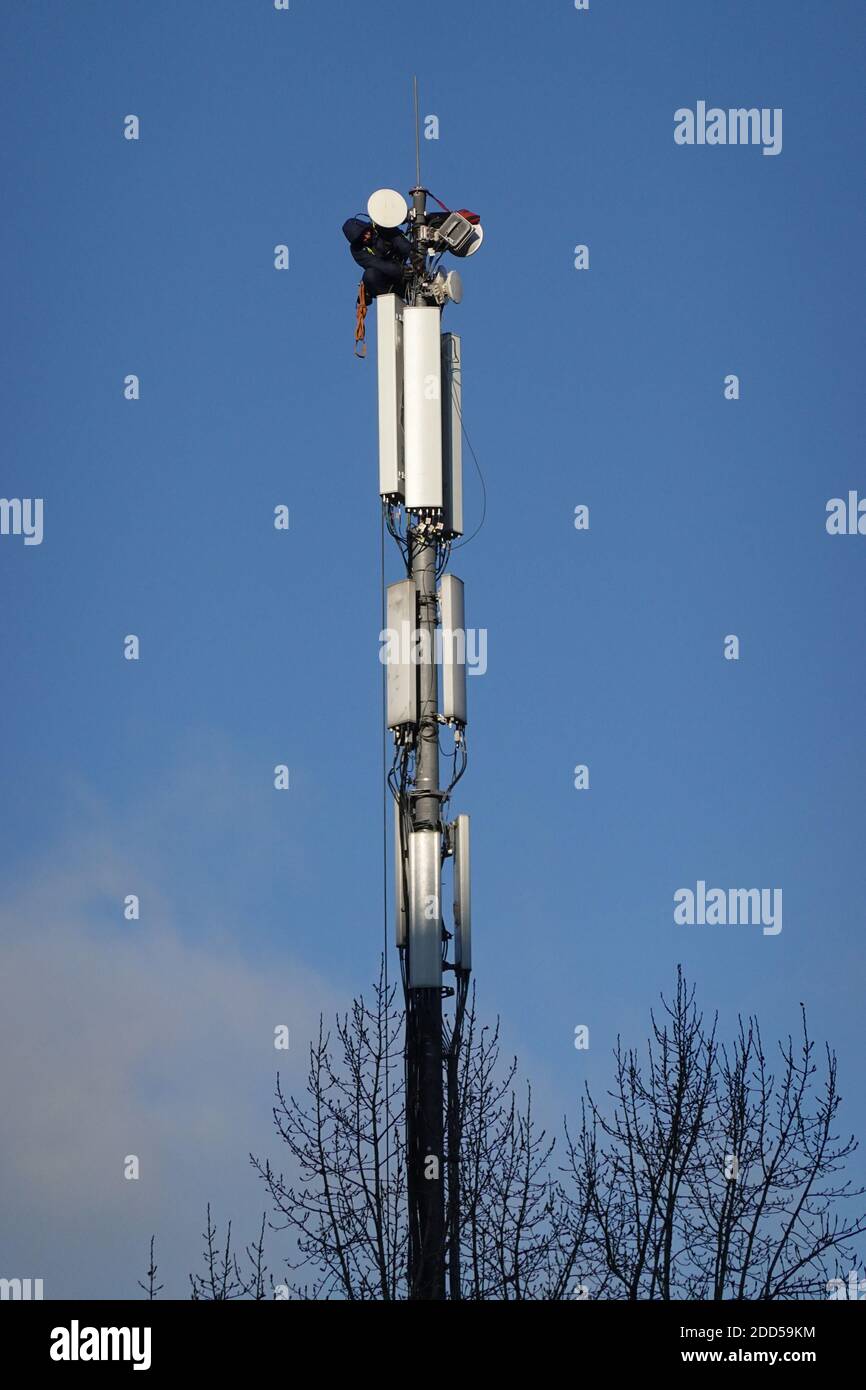 Communication tower worker hi-res stock photography and images - Alamy