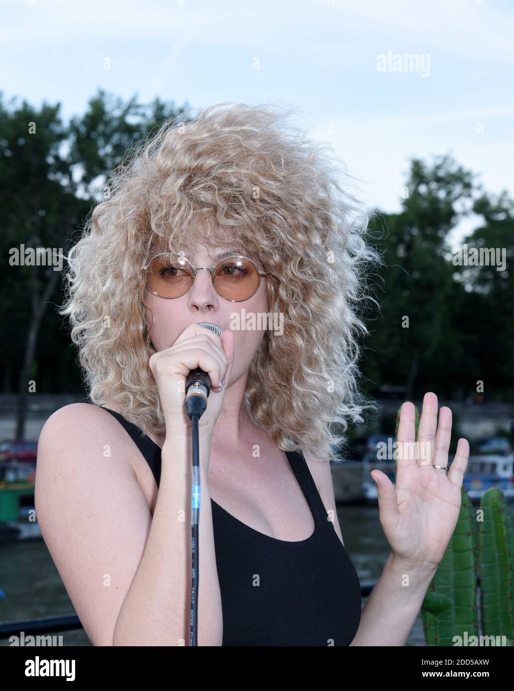 Sur une peniche hi-res stock photography and images - Alamy