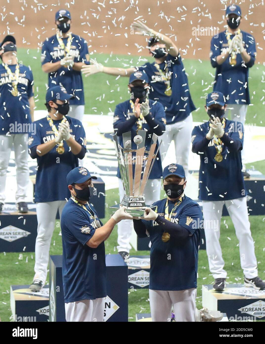 NC Dinos win Korean Series NC Dinos manager Lee Dong-wook (R) and captain Yang Eui-ji hold up ...