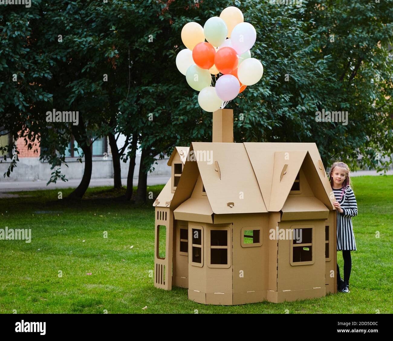 Child playing in a cardboard playhouse. Eco concept Stock Photo - Alamy