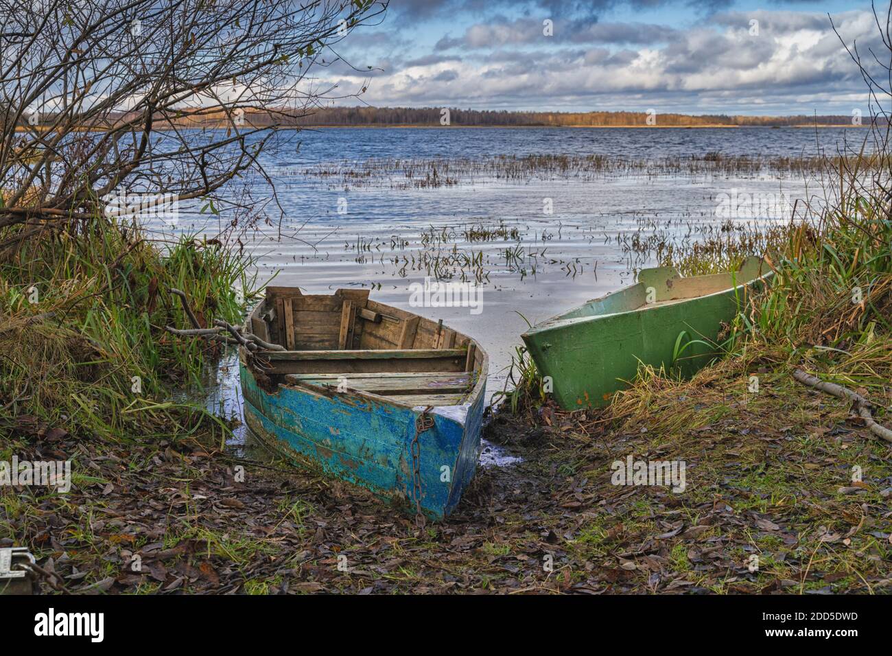 Broken boats hi-res stock photography and images - Alamy