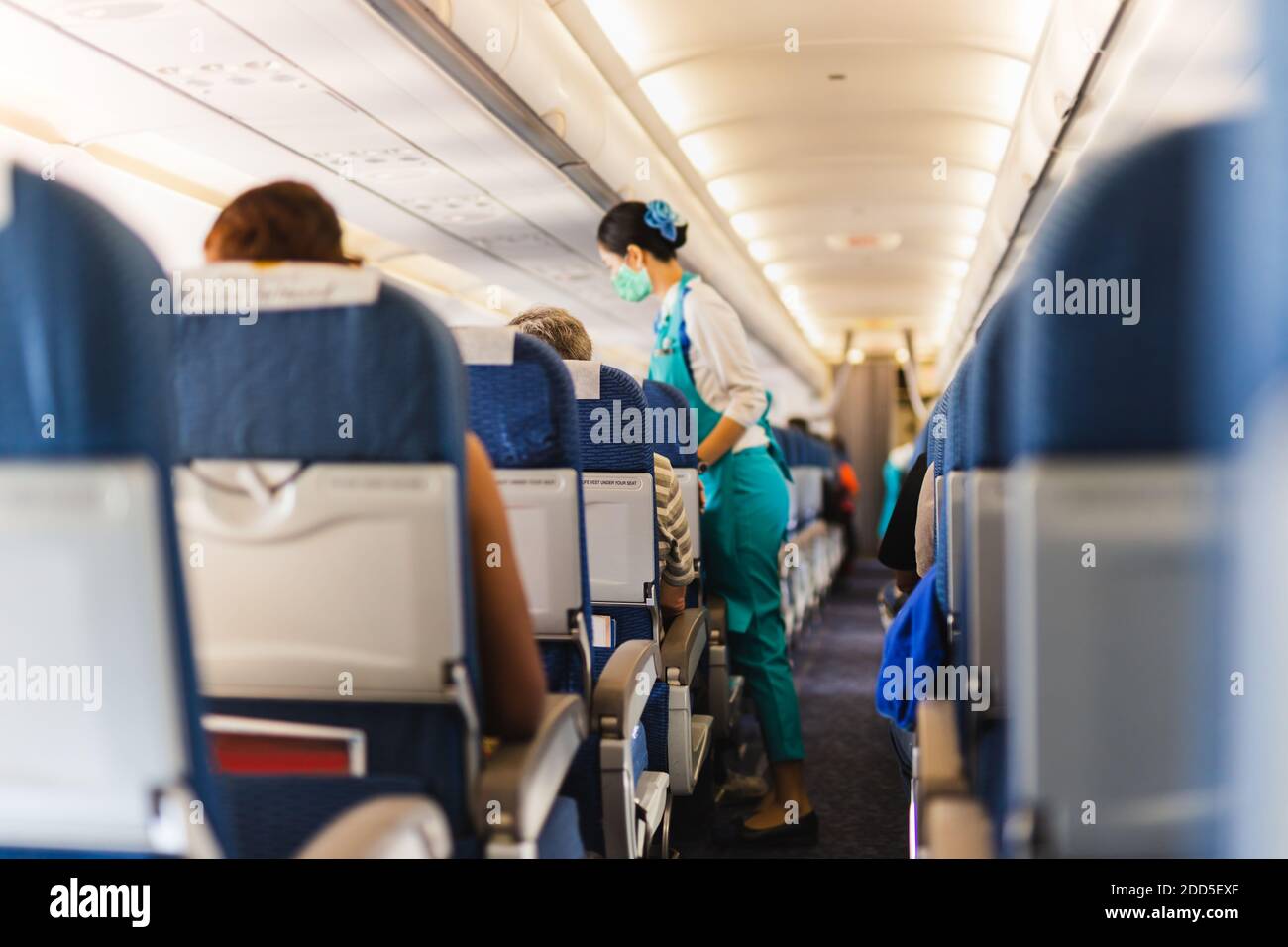 Flight attendant wearing mask hi-res stock photography and images - Alamy