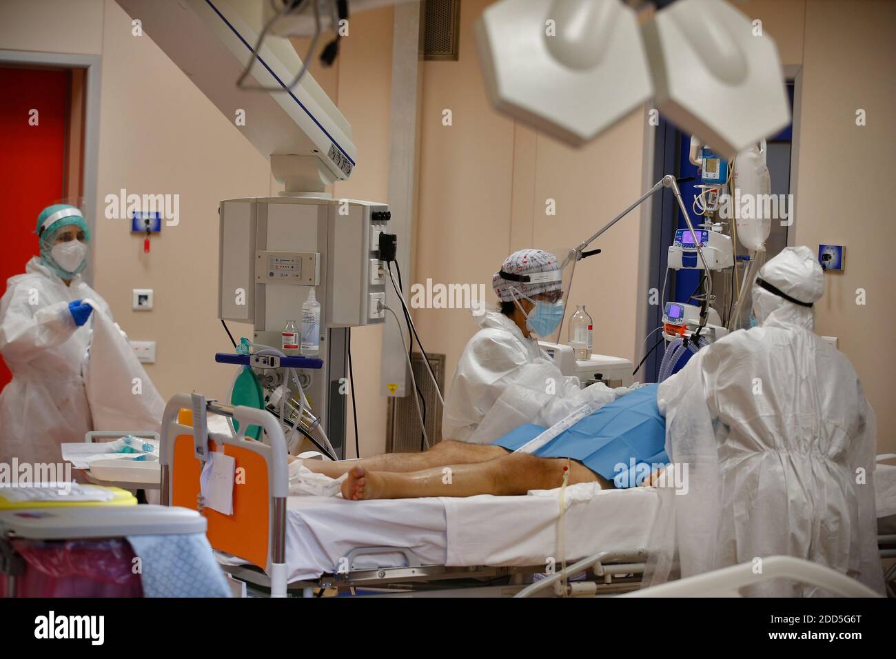 Rome, Rome, Italy. 24th Nov, 2020. Medical workers in personal ...