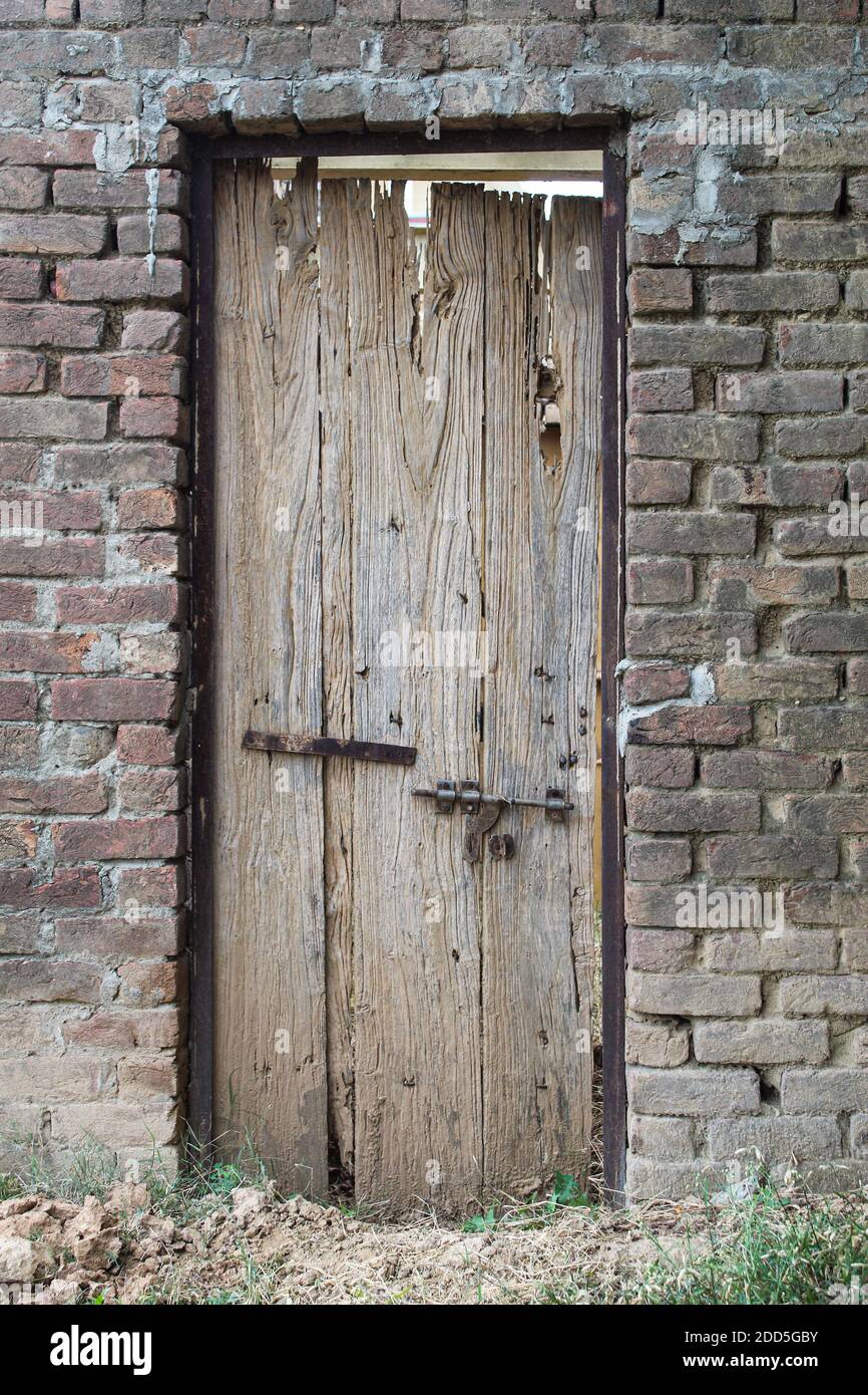 Broken entrance door hi-res stock photography and images - Alamy