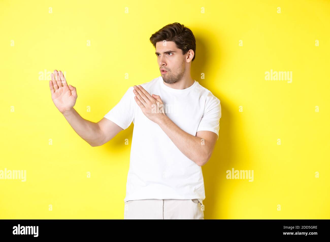 Man showing kung-fu skills, martial arts ninja movement, standing in ...