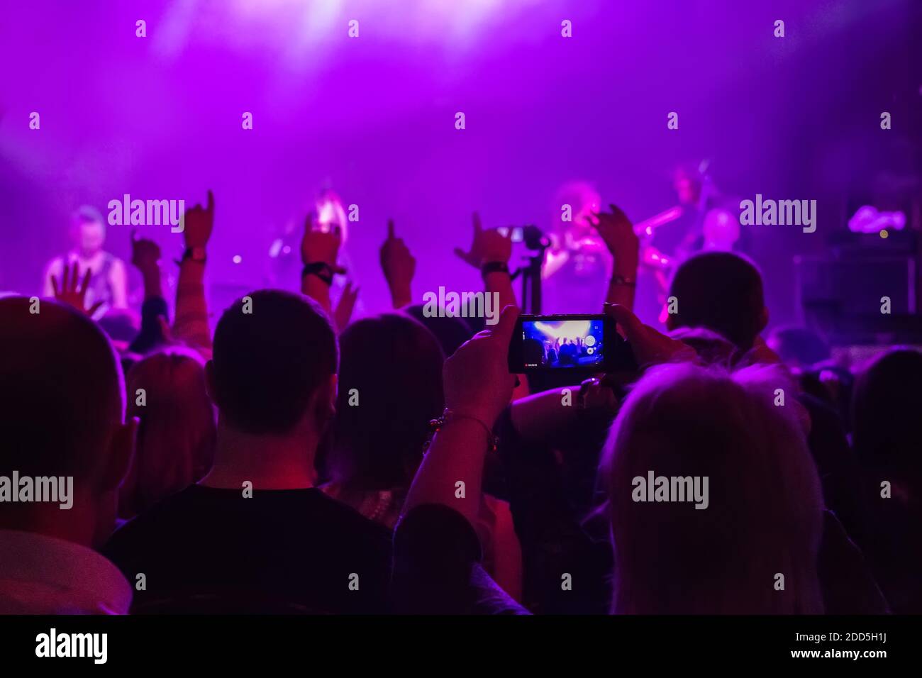 Dancing audience in night club hi-res stock photography and images - Alamy
