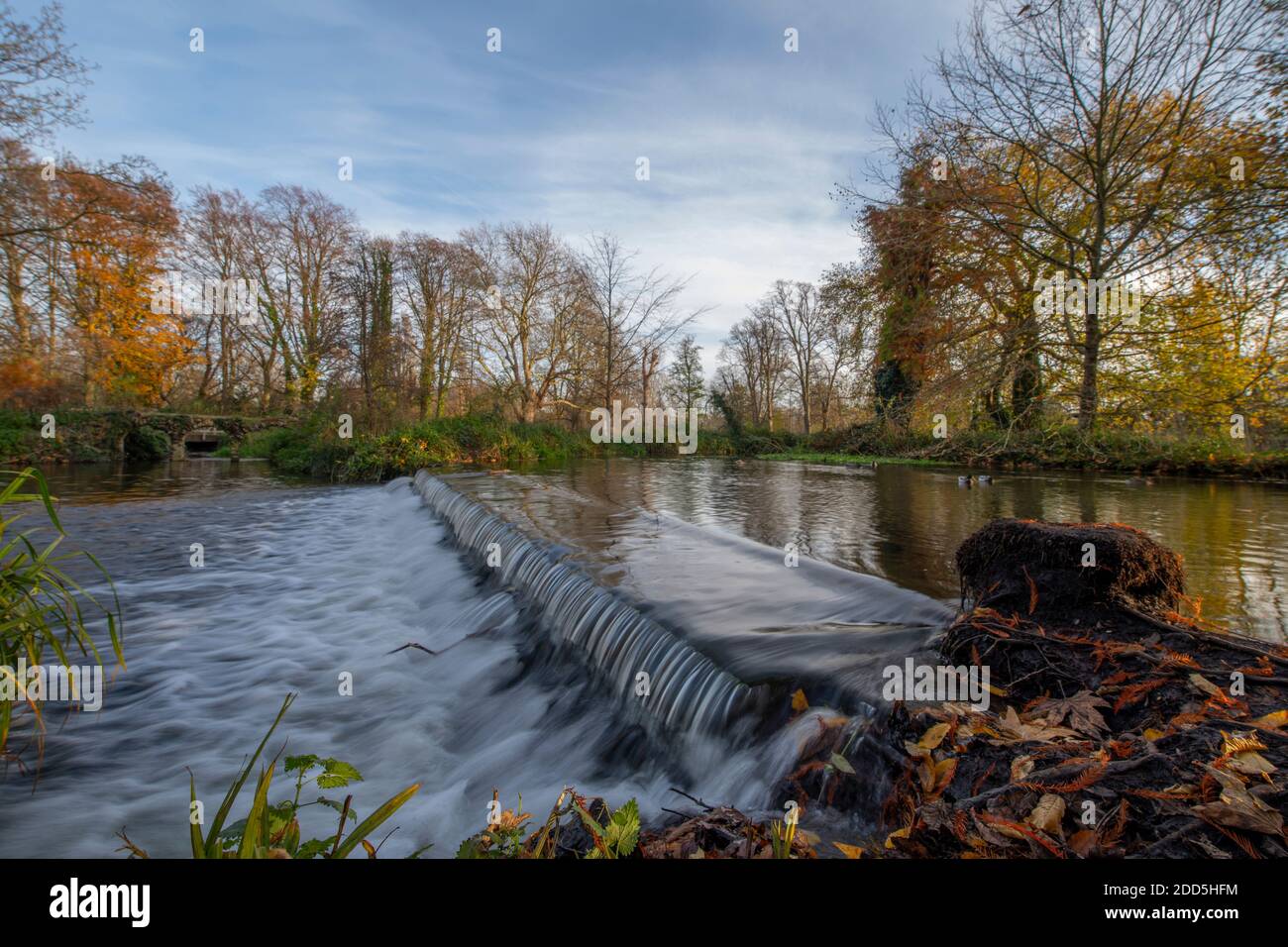 Chalk stream weir uk hi-res stock photography and images - Alamy