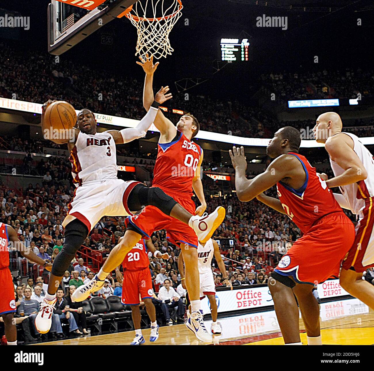 Dwayne wade dunk hi-res stock photography and images - Alamy