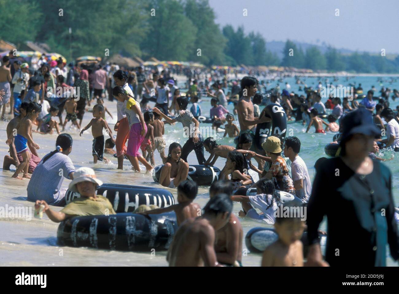 Cambodian People at a public Holiday on a Beach at the Golf of Thailand ...