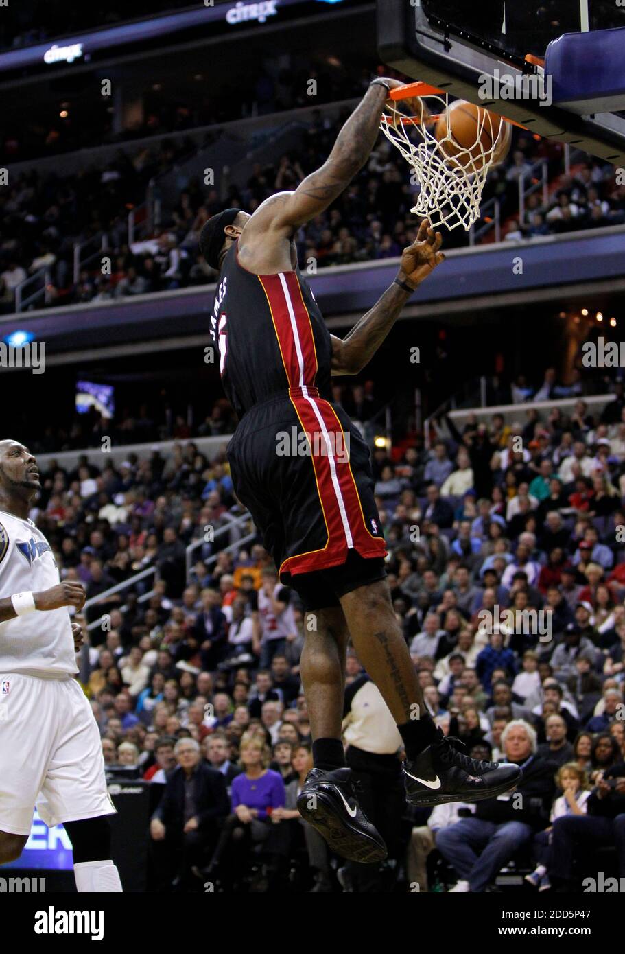 Lebron james dunk hi-res stock photography and images - Alamy