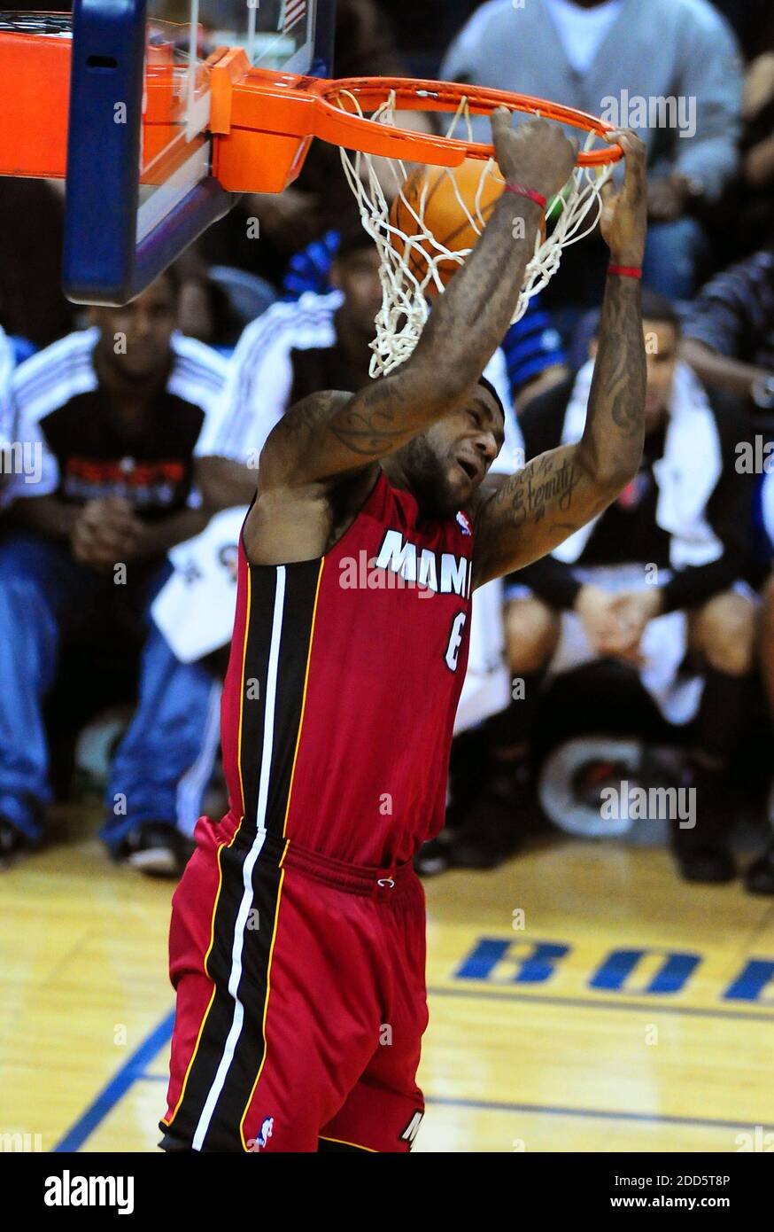 Dunk lebron james hi-res stock photography and images - Alamy