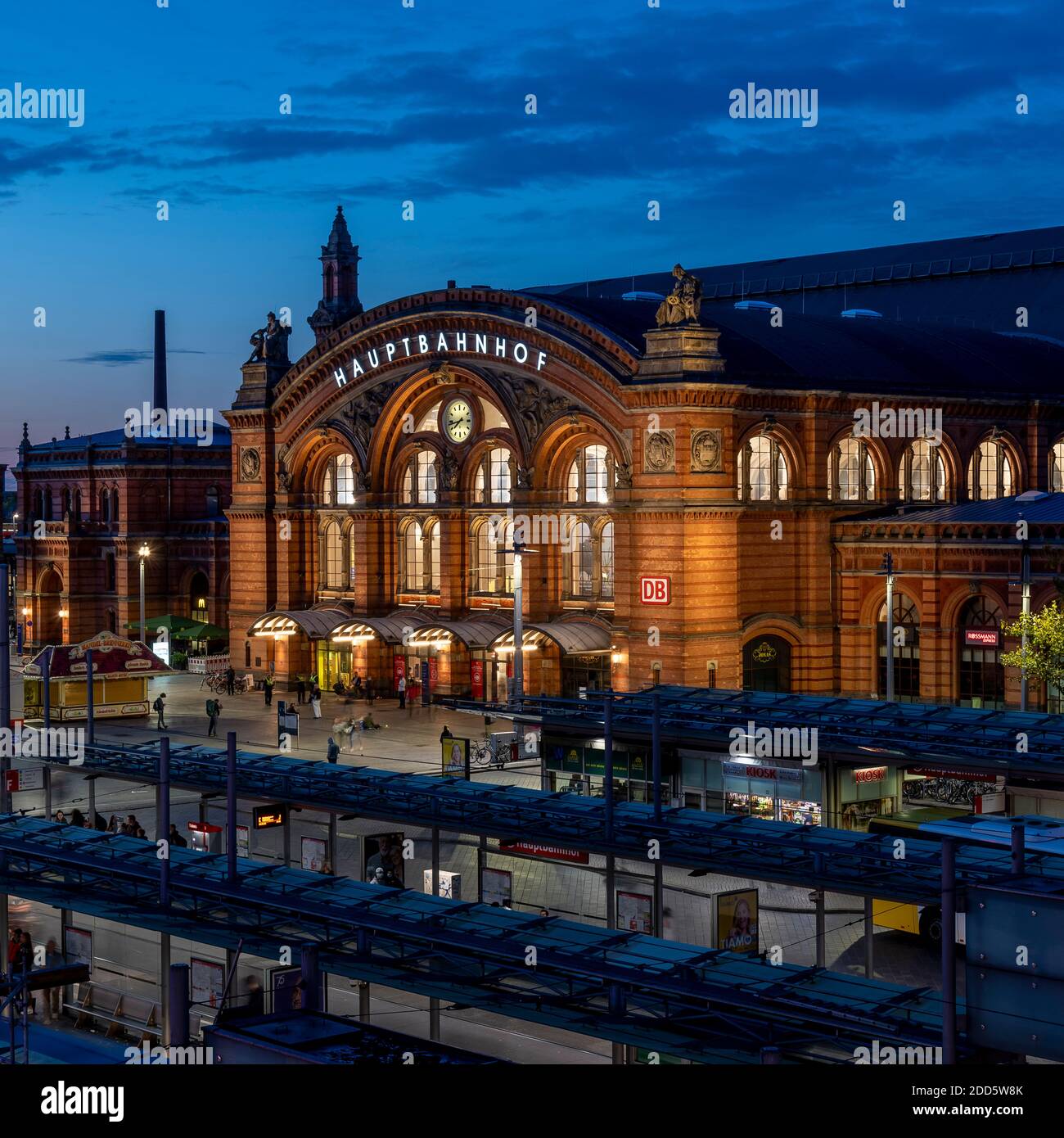 Bremen hauptbahnhof night hi-res stock photography and images - Alamy