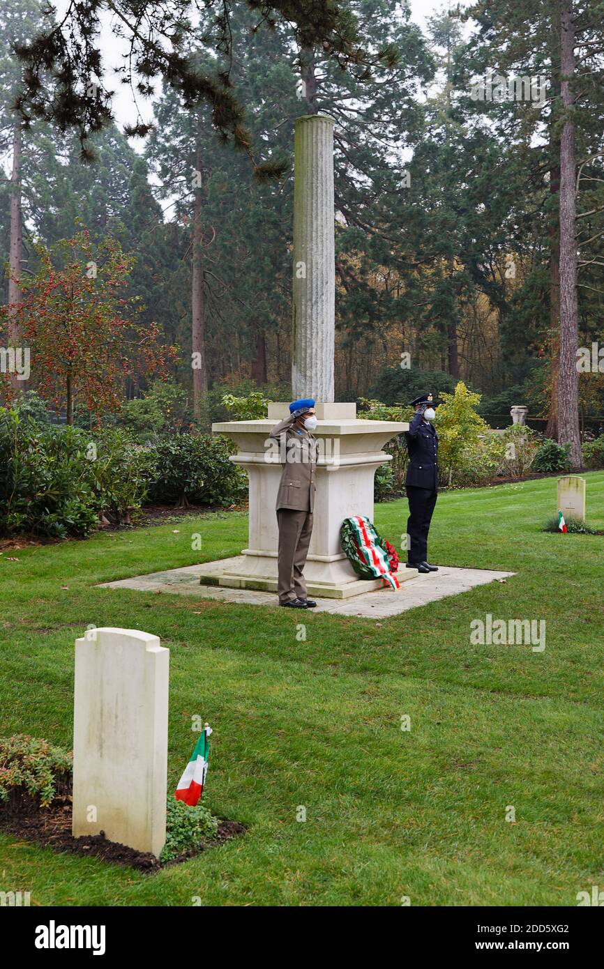 Military Officers salute Italian fallen of two world wars after a ...
