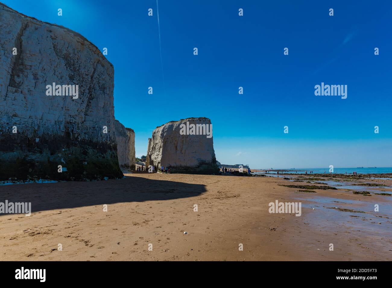 MARGATE, Kent, UK: 21 May 2020: Visitors to Margate's Main Sands beach ...